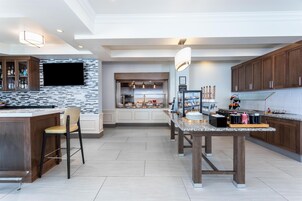 Pequeno-almoço preparado no momento diário mediante uma taxa 