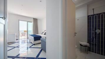 Quarto superior, sacada | Lençóis italianos Frette, roupas de cama premium, edredons de pluma