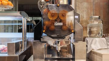 Café da manhã com buffet todos os dias (EUR 15 por pessoa)