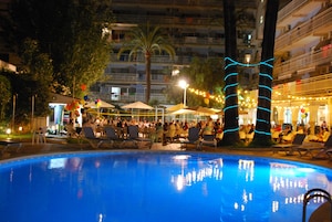 2 piscinas externas, espreguiçadeiras