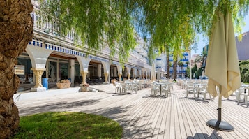Terraço com espreguiçadeiras