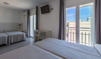 Cofres nos quartos, escrivaninha, cortinas blackout