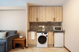 Um micro-ondas, uma chaleira elétrica, uma torradeira 