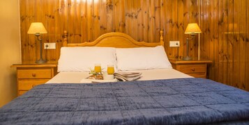 Cofre no quarto, ferro/tábua de engomar, berços/camas para crianças 