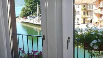 Quarto casal, vista para o lago | Frigobar, escrivaninha, Wi-Fi de cortesia, roupa de cama