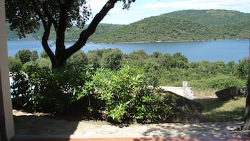 Quarto casal superior, vista para o lago | Roupas de cama premium, frigobar, cofres nos quartos, escrivaninha