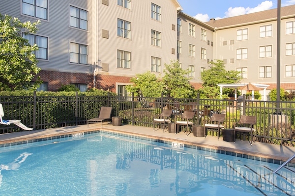 Piscina exterior, guarda-sóis, espreguiçadeiras