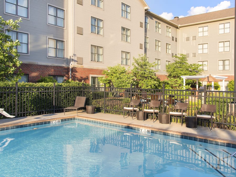 Piscina externa, guarda-sóis, espreguiçadeiras