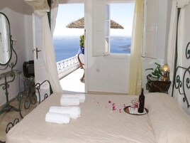 Cofres nos quartos, cortinas blackout, ferros/tábuas de passar roupa