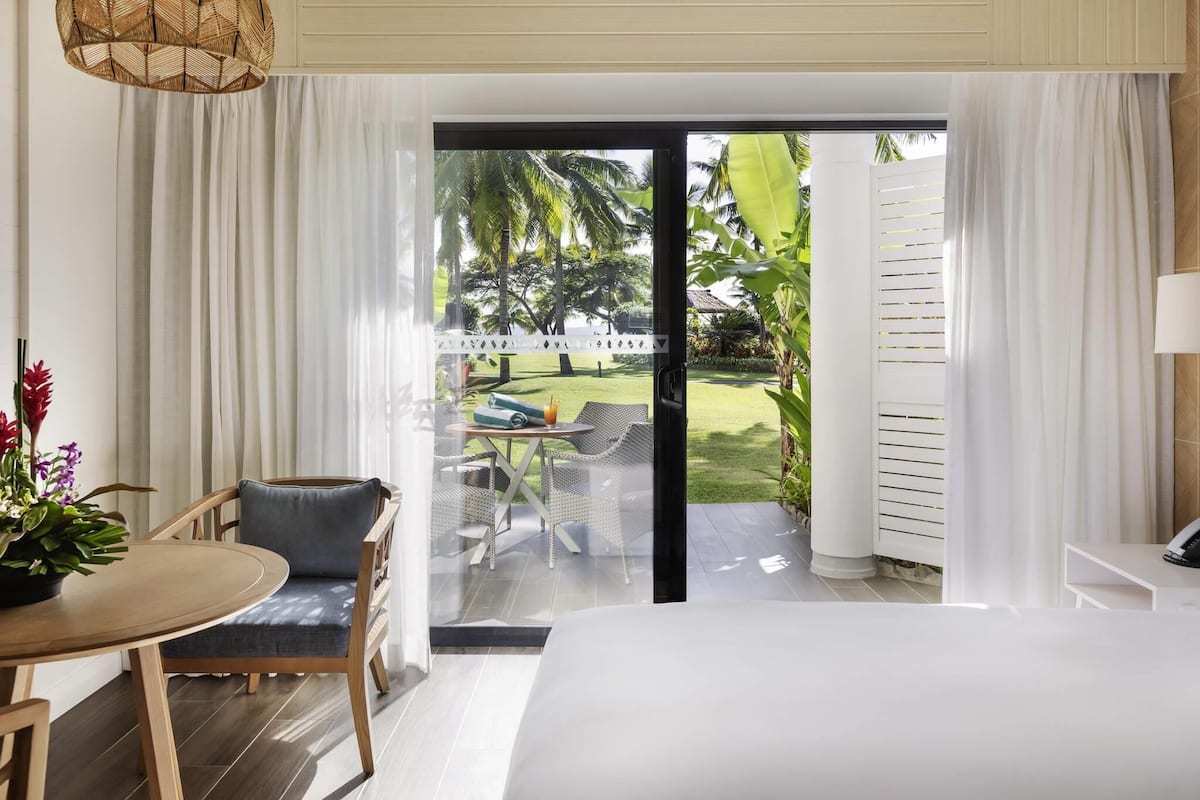 Quarto Familiar (Luxury - 1 Queen Bed, 2 tier Bunk Bed) | Roupa de alta qualidade, cofre no quarto, secretária, Wi-fi grátis