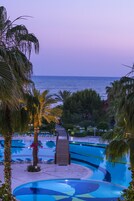 Piscina interior, piscina exterior, espreguiçadeiras 