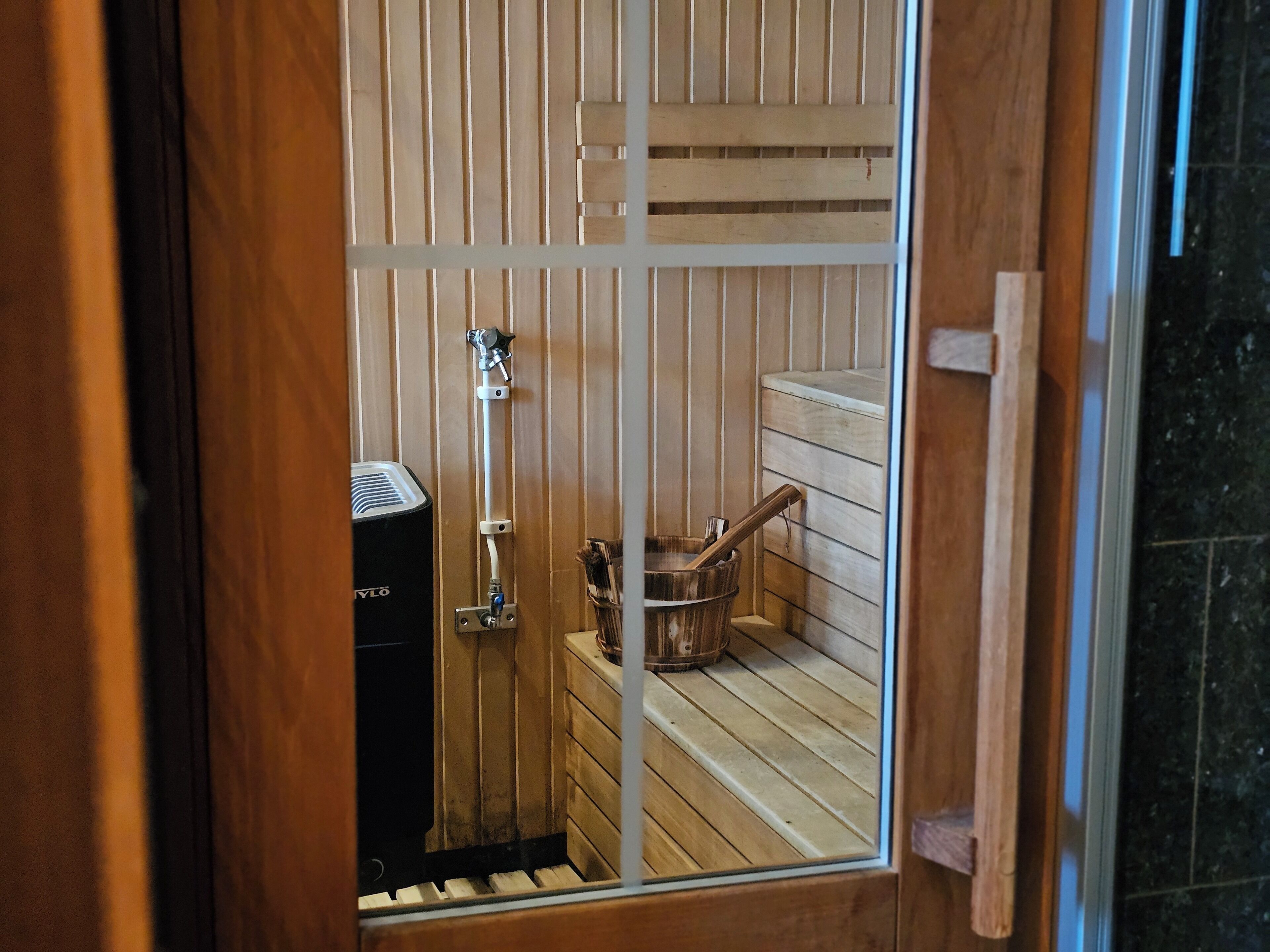 Uma sauna com paredes e banco de madeira.