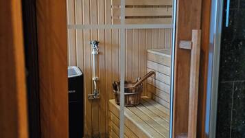 Uma sauna com paredes e banco de madeira.
