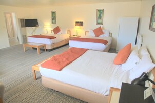 Quarto Familiar ( 3 Queen Beds) | Com decoração personalizada, com mobília individualizada, secretária 