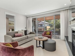 Roupa de alta qualidade, minibar, cofre no quarto, secretária 