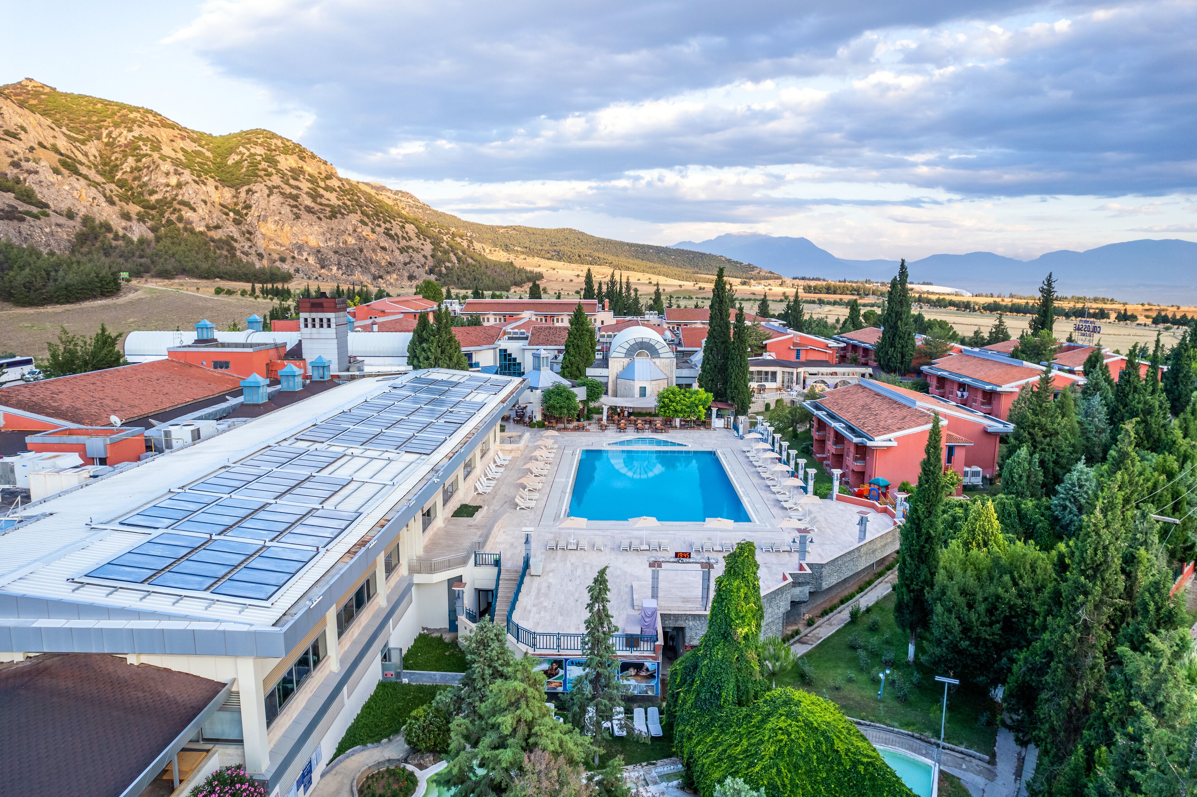 2 piscinas interiores, piscina exterior, guarda-sóis, espreguiçadeiras 