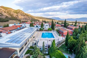 2 piscinas interiores, piscina exterior, guarda-sóis, espreguiçadeiras 
