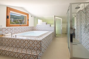 Suíte luxo, banheira de imersão (Amalfi) | Banheiro | Produtos de toalete grátis, secador de cabelo, bidê, toalhas de banho