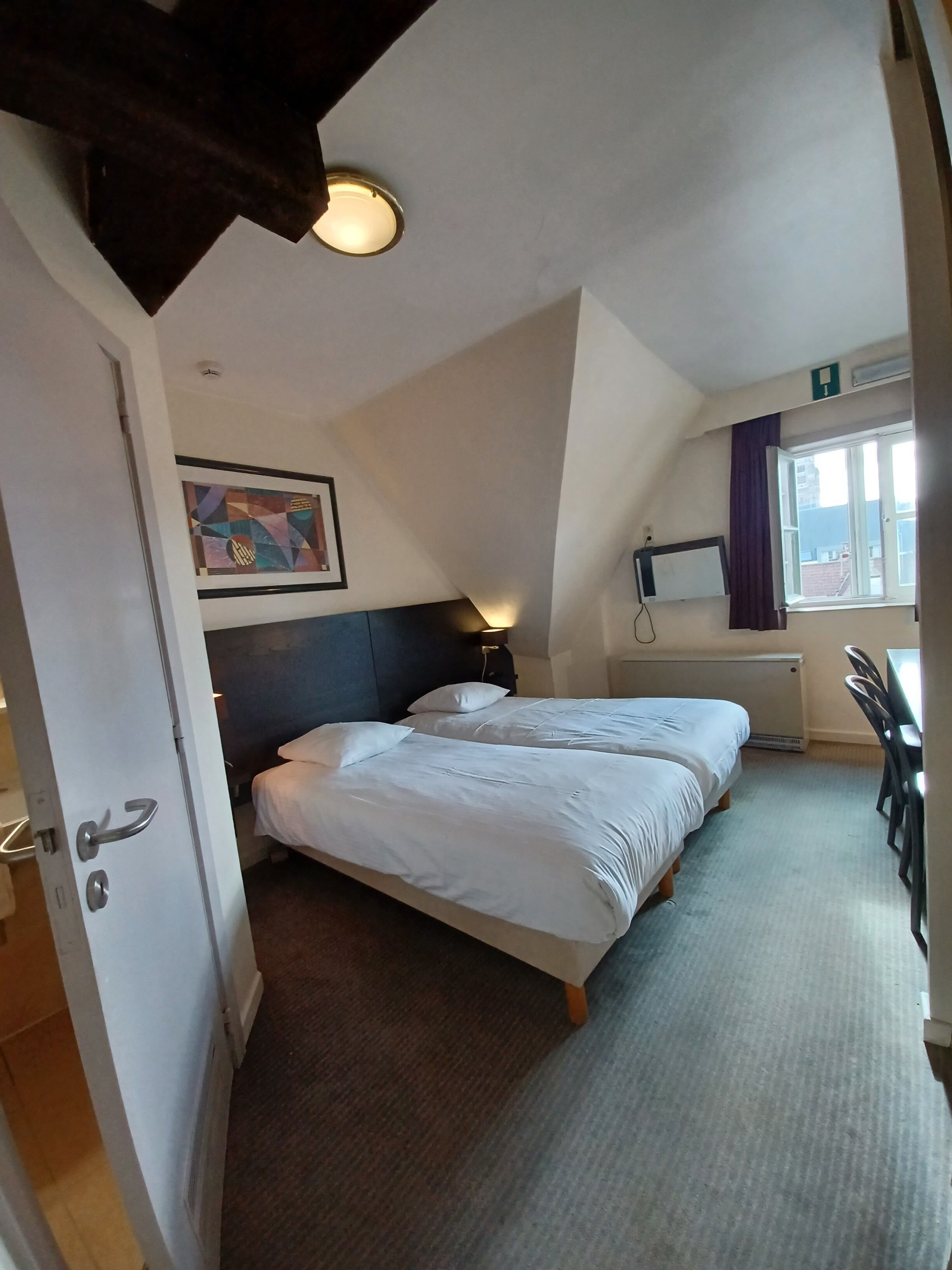 Escrivaninha, espaço de trabalho para notebook, Wi-Fi de cortesia