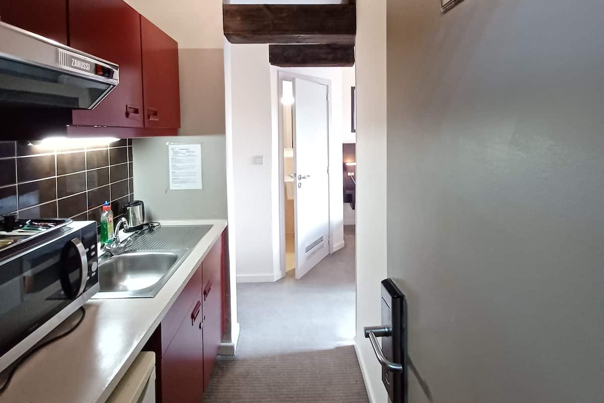 Quarto casal standard, cozinha americana | Escrivaninha, espaço de trabalho para notebook, Wi-Fi de cortesia