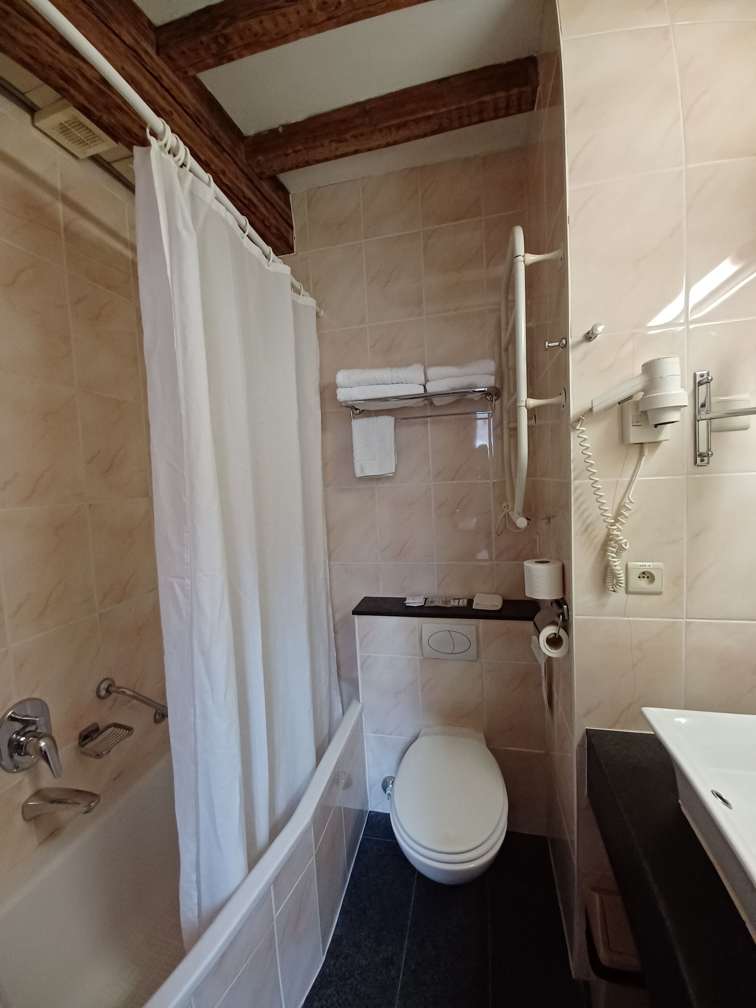 Quarto casal conforto, terraço | Escrivaninha, espaço de trabalho para notebook, Wi-Fi de cortesia