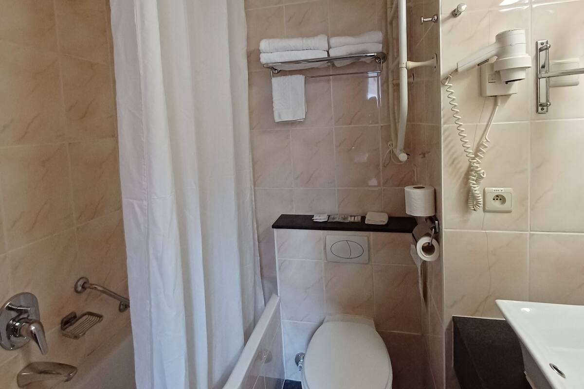 Quarto casal conforto, terraço | Escrivaninha, espaço de trabalho para notebook, Wi-Fi de cortesia