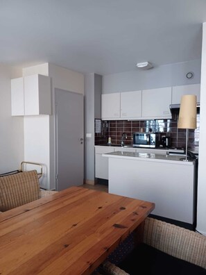 Escrivaninha, espaço de trabalho para notebook, Wi-Fi de cortesia