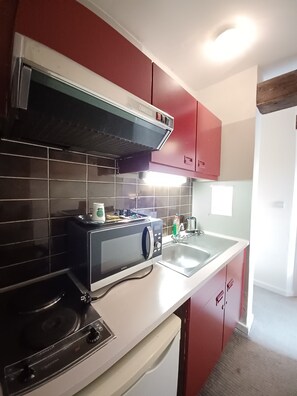 Quarto Triplo Económico, kitchenette | Cozinha privada | Uma cafeteira/bule, uma chaleira elétrica