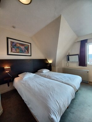 Quarto Triplo Económico, kitchenette | Casa de banho | Artigos de higiene pessoal grátis, um secador de cabelo