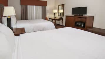 Cofres nos quartos, escrivaninha, cortinas blackout