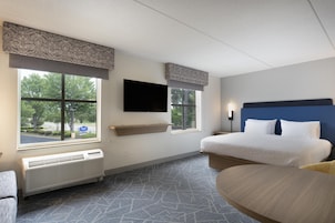 Suíte estúdio com design assinado, 1 cama King e sofá-cama | Roupas de cama premium, cofres nos quartos, escrivaninha