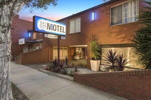 Um motel com uma placa indicando quartos disponíveis.