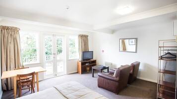 1 quarto, secretária, secretária adequada para computadores portáteis