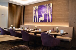 Café da manhã com buffet grátis todos os dias