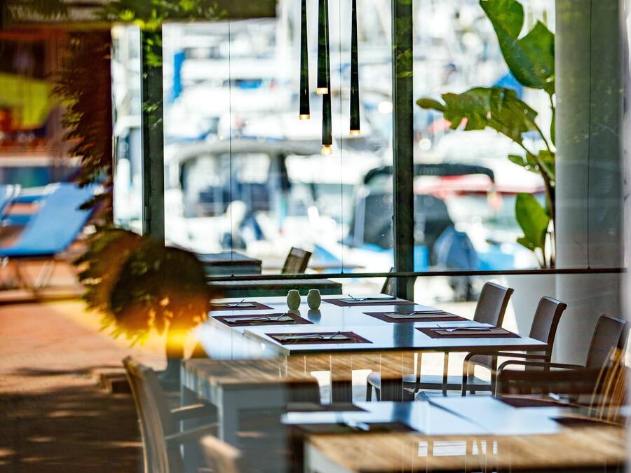 Pequenos-almoços, almoços, jantares servidos, com vista para a piscina