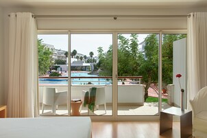 Estúdio Superior, vista para a piscina | Vista do quarto