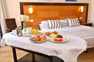 Frigobar, cofres nos quartos, individualmente decorados, escrivaninha