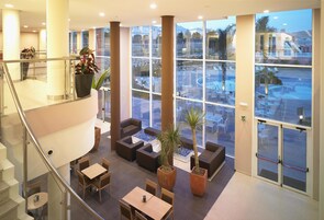 Área de estar no saguão