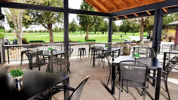 3 restaurantes, pequenos-almoços servidos