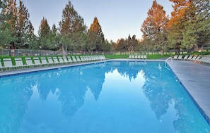 Piscina interna, 3 piscinas externas, espreguiçadeiras