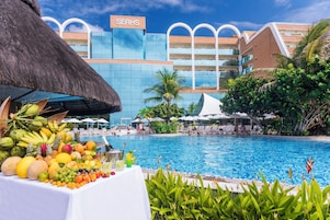Piscina interna, 3 piscinas externas, barracas de cortesia, guarda-sóis