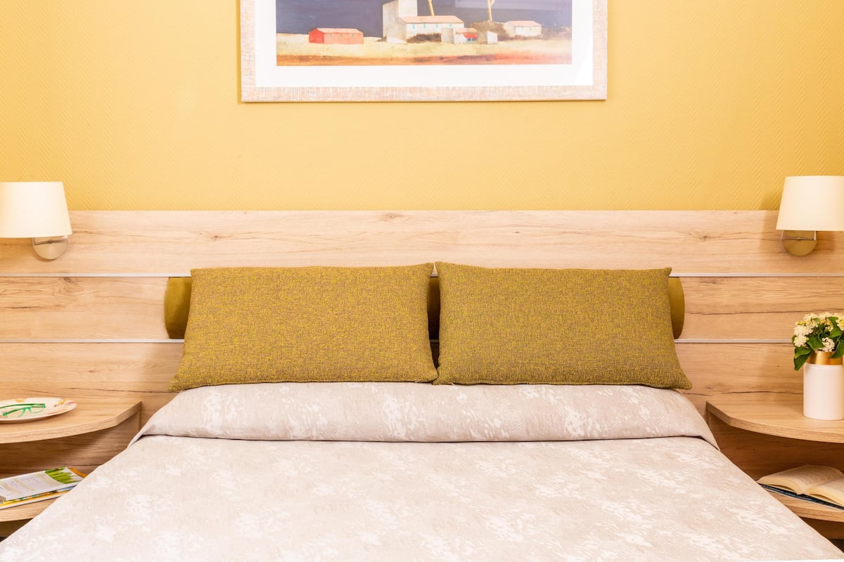 Quarto solteiro conforto | Frigobar, cofres nos quartos, escrivaninha