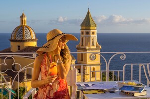 Terraço com espreguiçadeiras