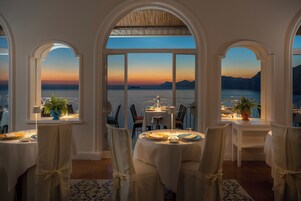 2 restaurantes, que servem almoços, jantares, também cozinha italiana 