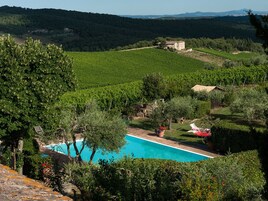 Piscina exterior sazonal, da(s) 9:00 à(s) 19:30, guarda-sóis 