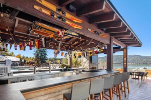 Pequenos-almoços, almoços, jantares servidos, com vista para a piscina 