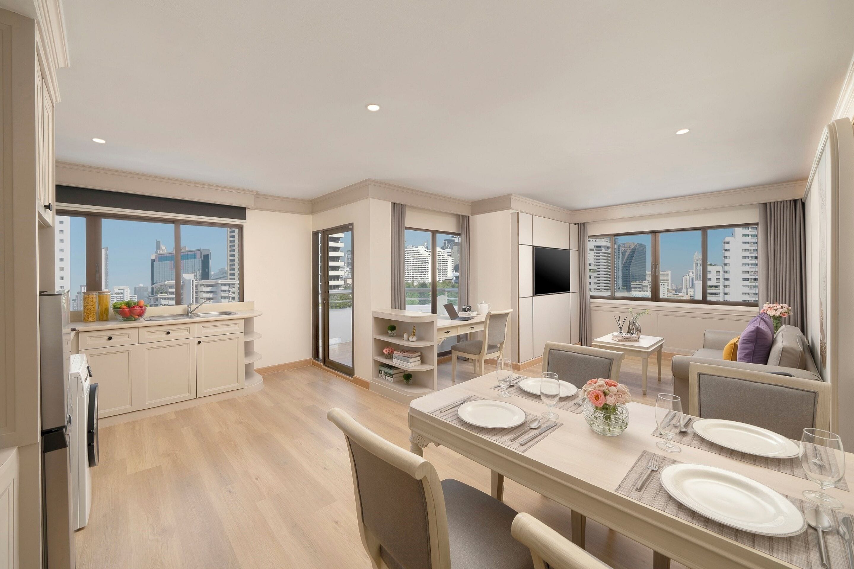Um apartamento moderno com sala de jantar, cozinha e área de estar.