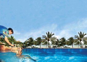 Piscina externa, guarda-sóis, espreguiçadeiras