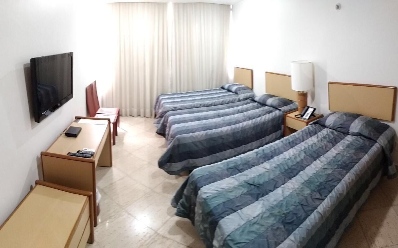 Frigobar, cofres nos quartos, escrivaninha, Wi-Fi de cortesia