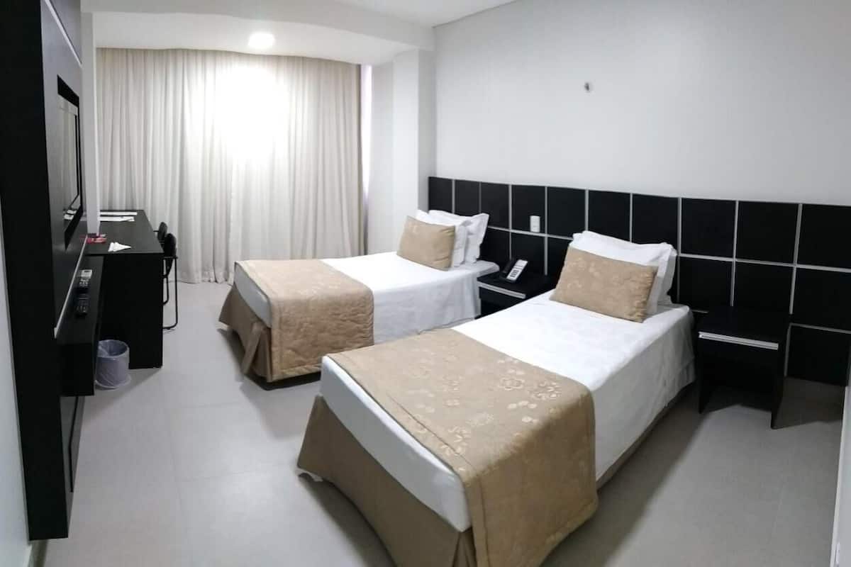 Frigobar, cofres nos quartos, escrivaninha, Wi-Fi de cortesia